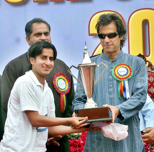 Pakistani Legend Imran Khan As A Cricketer : Wallpapers And Memories ...