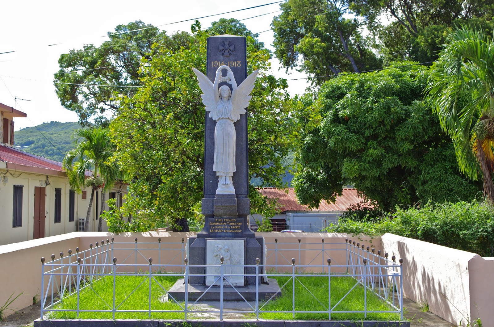 PHOTOS D'IL: Première expo " Les monuments aux morts de la Martinique"