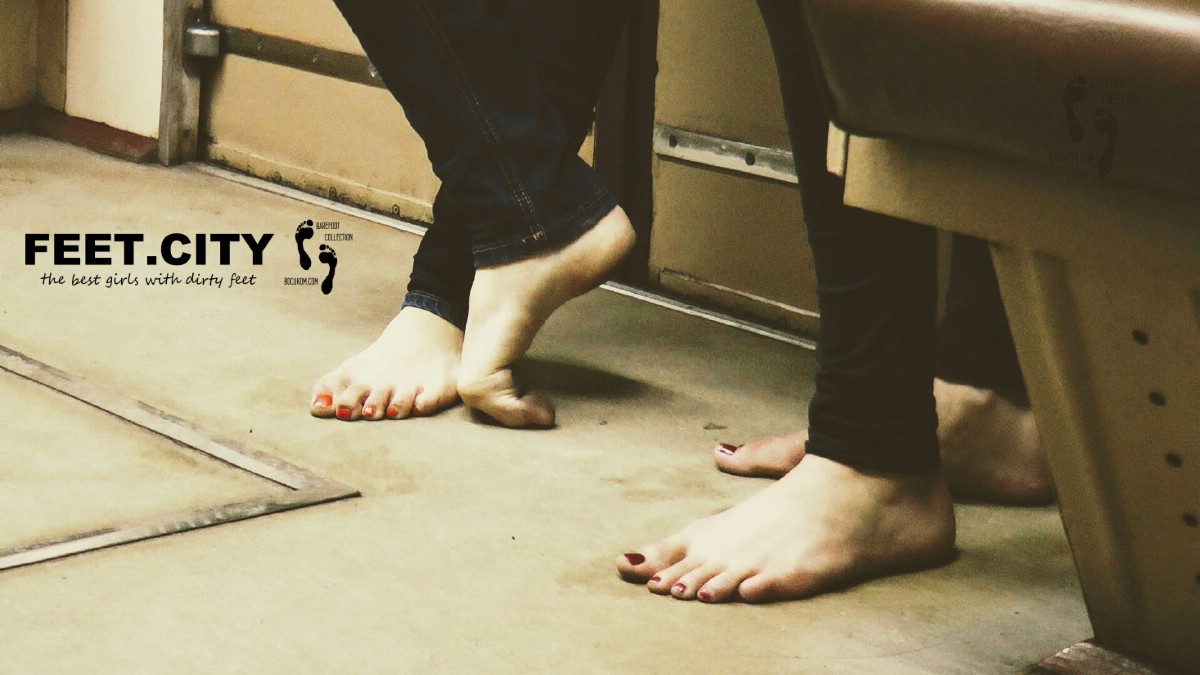 Dirty Feet in the Winter in the Subway #1 👣 BY FEET.CITY