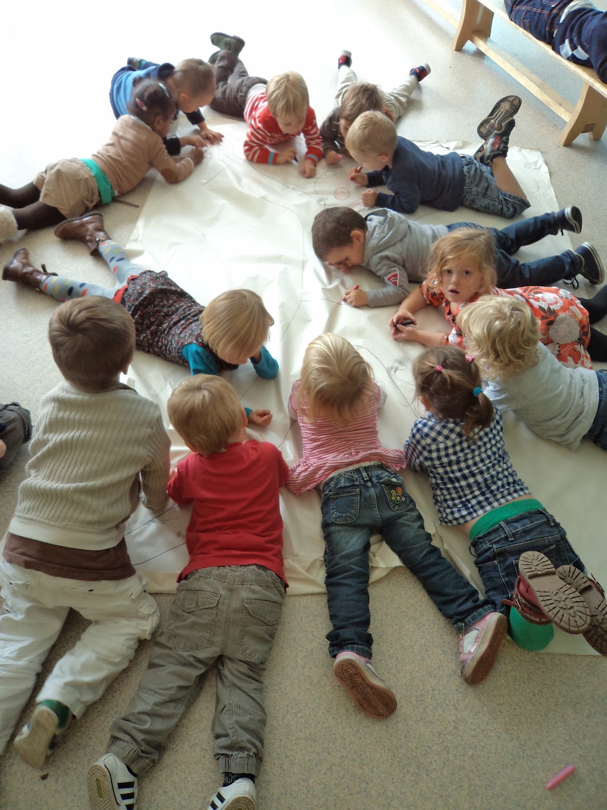 VLINDERKLAS: VEEL HELPENDE HANDJES OM HET LICHAAM VAN DE JUF IN TE ...