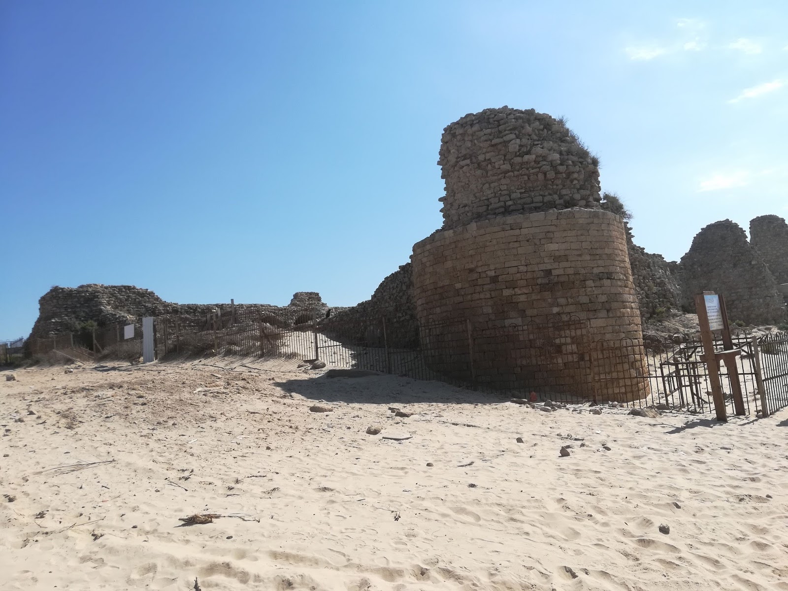 Minat al-Qal'a - an Umayyad/Crusader fort on the beach in Ashdod ...