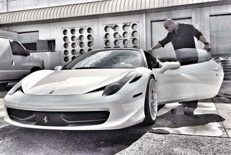 Dwayne 'The Rock' Johnson tak muat dalam kereta Ferrari