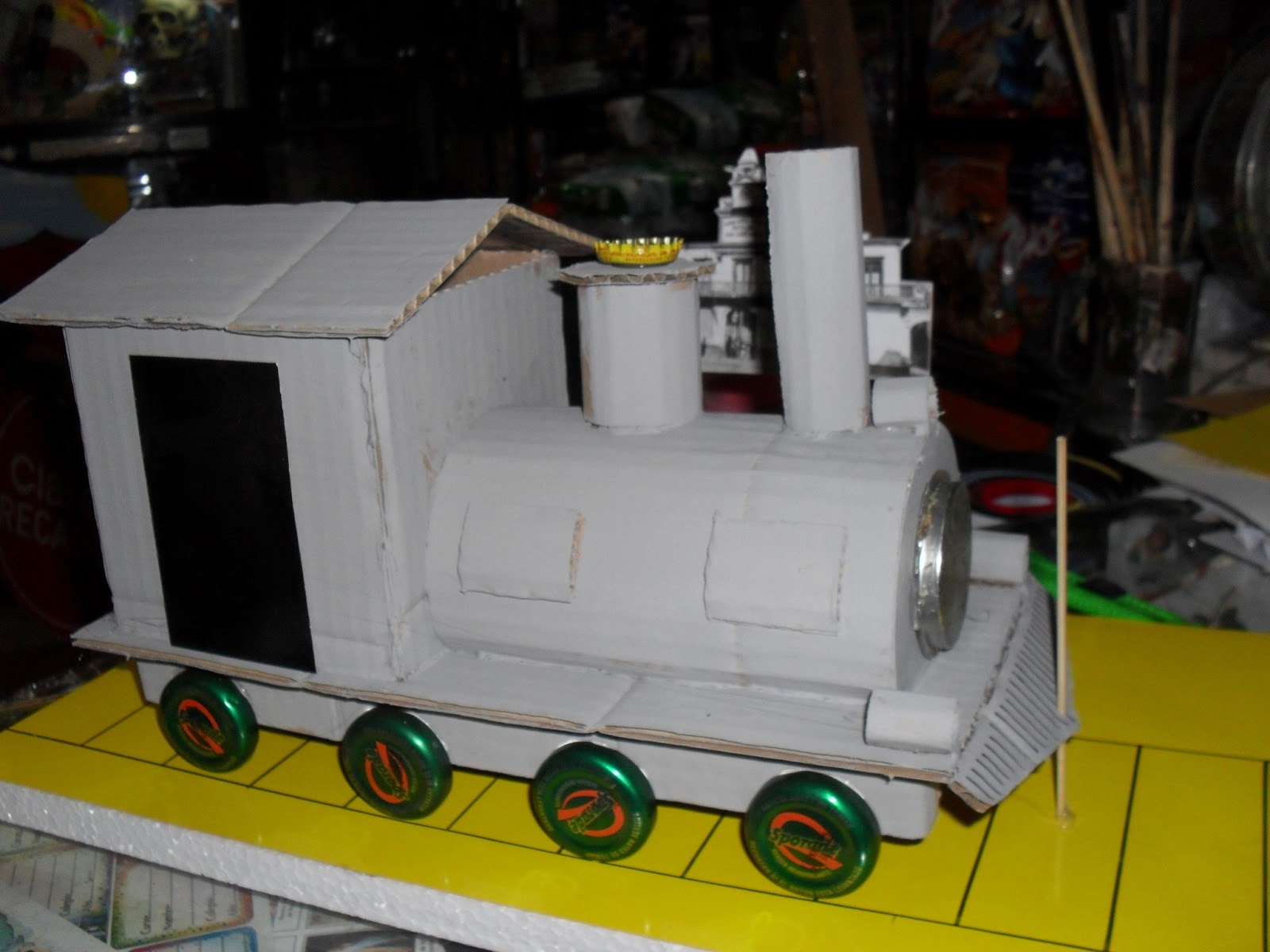Trenes en material reciclable - Imagui