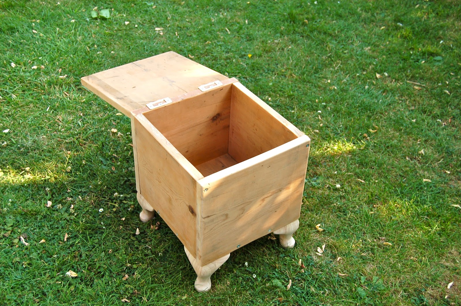 The Contemporary Traditionalist: Homemade footstool/storage box