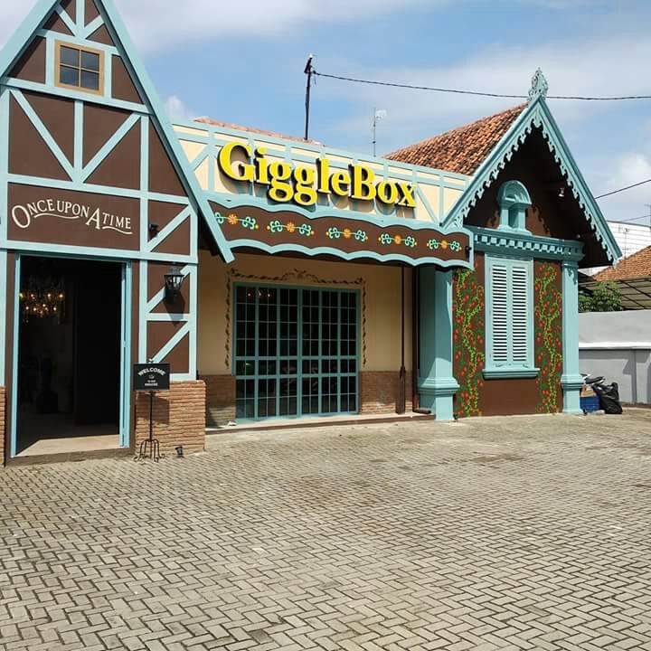 Hangout dan Menikmati ‘Pedesaan Eropa’ di Giggle Box Village Kompol ...