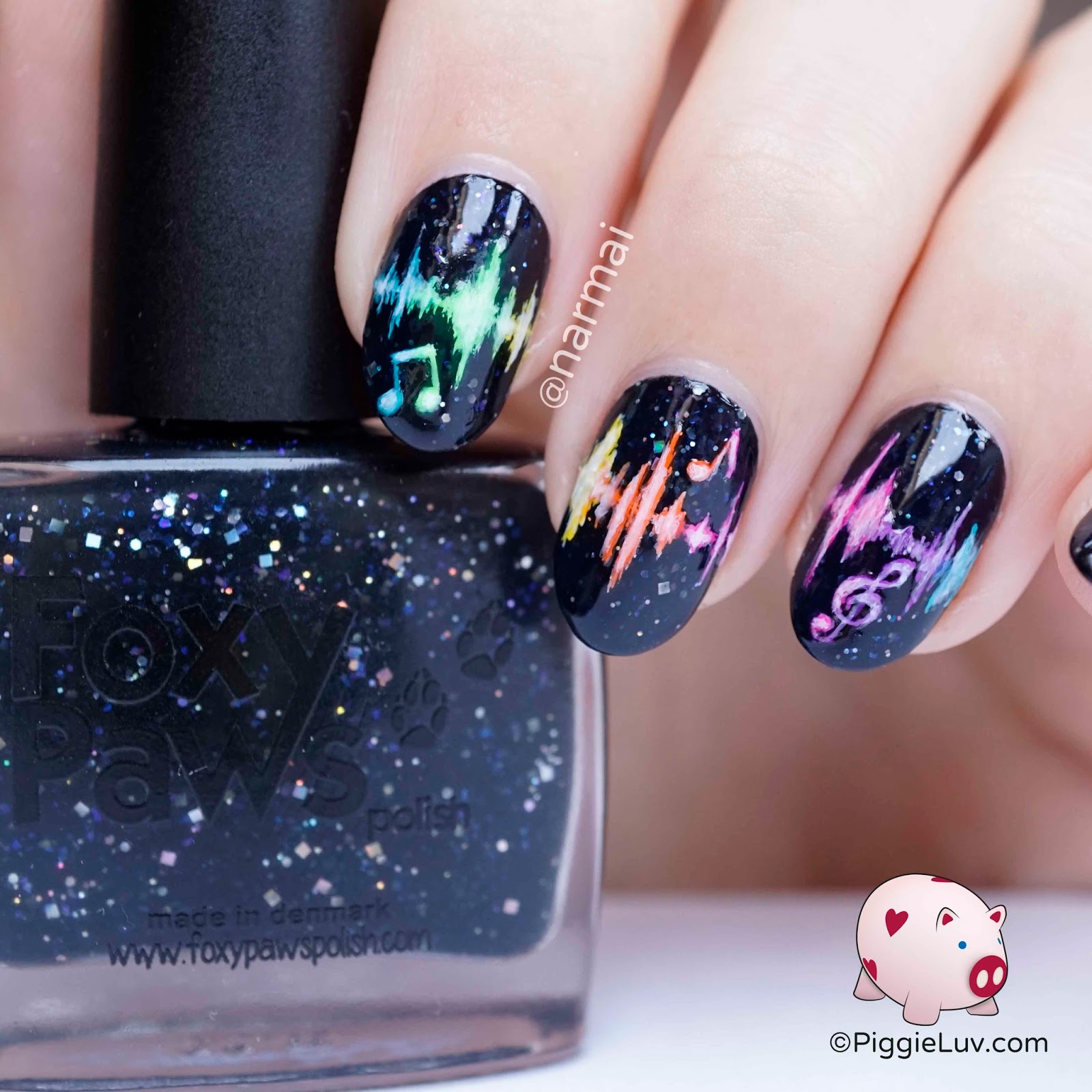 PiggieLuv: Freehand sound waves nail art