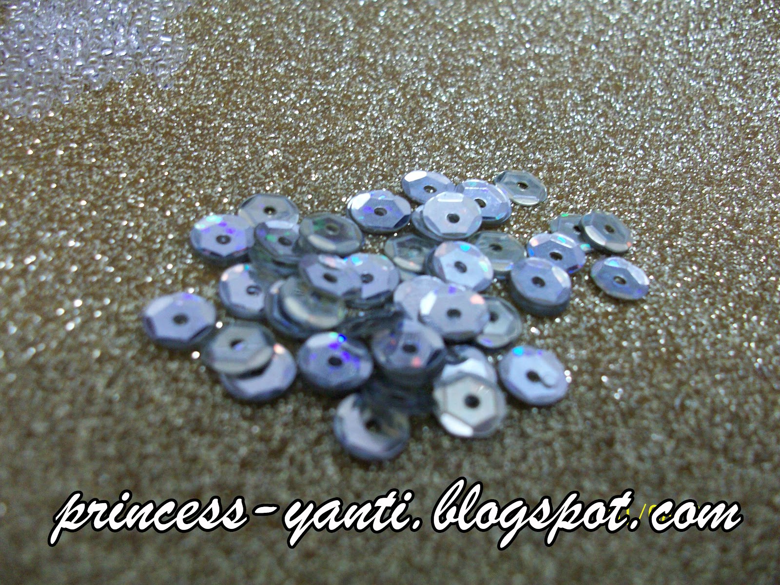 Princess Yanti: DIY : Jom meriahkan baju raye sendiri dengan sulam manik!!!