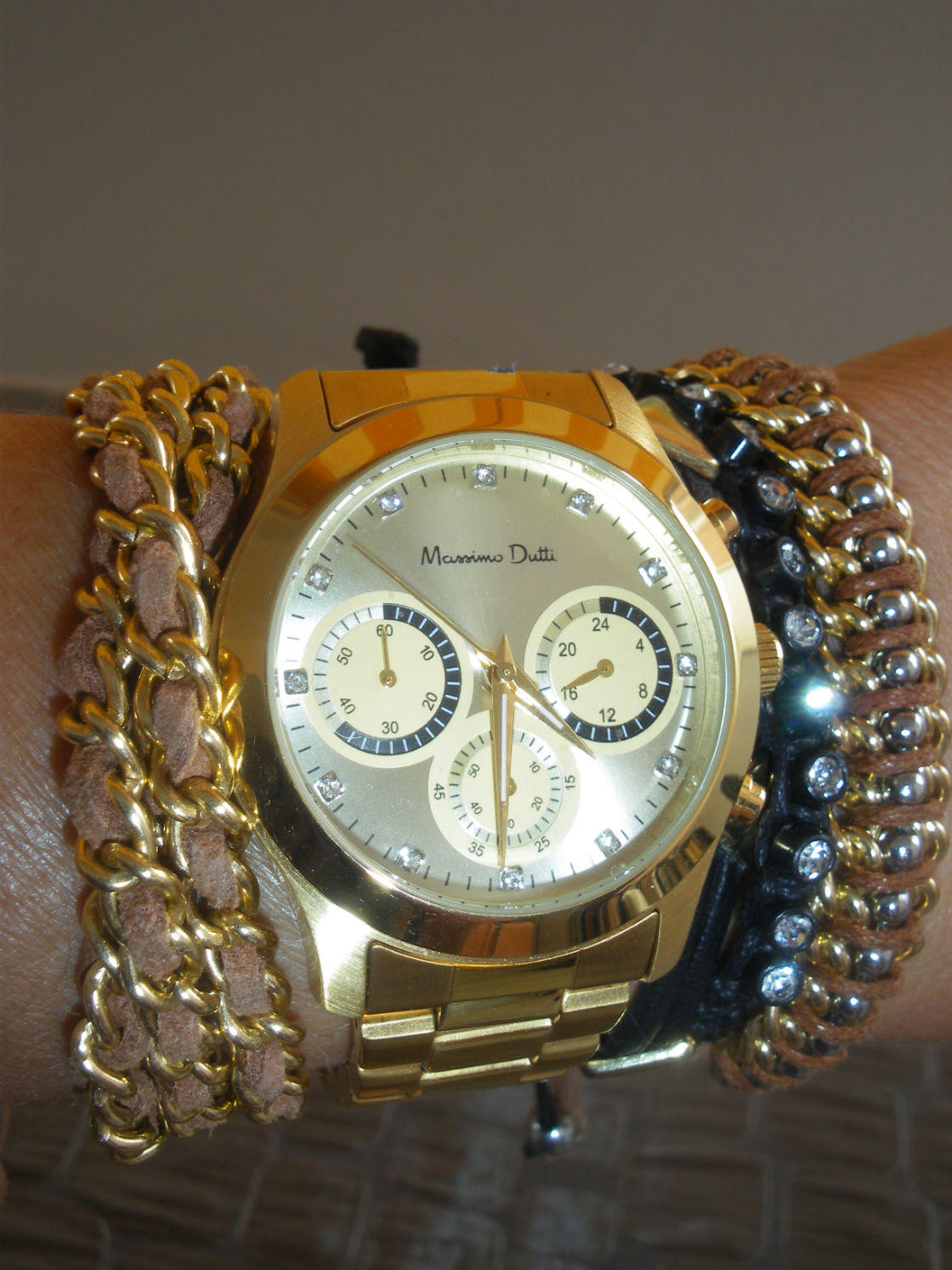 Scarlotta: Moda.Combinar pulseras con reloj dorado.