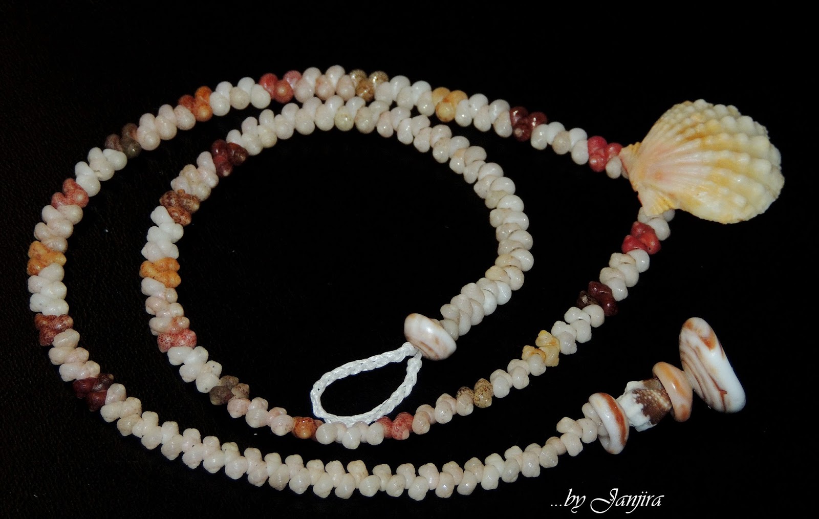ShellsHawaii ...by Janjira: Hawaiian Albino & Kahelelani shell lei