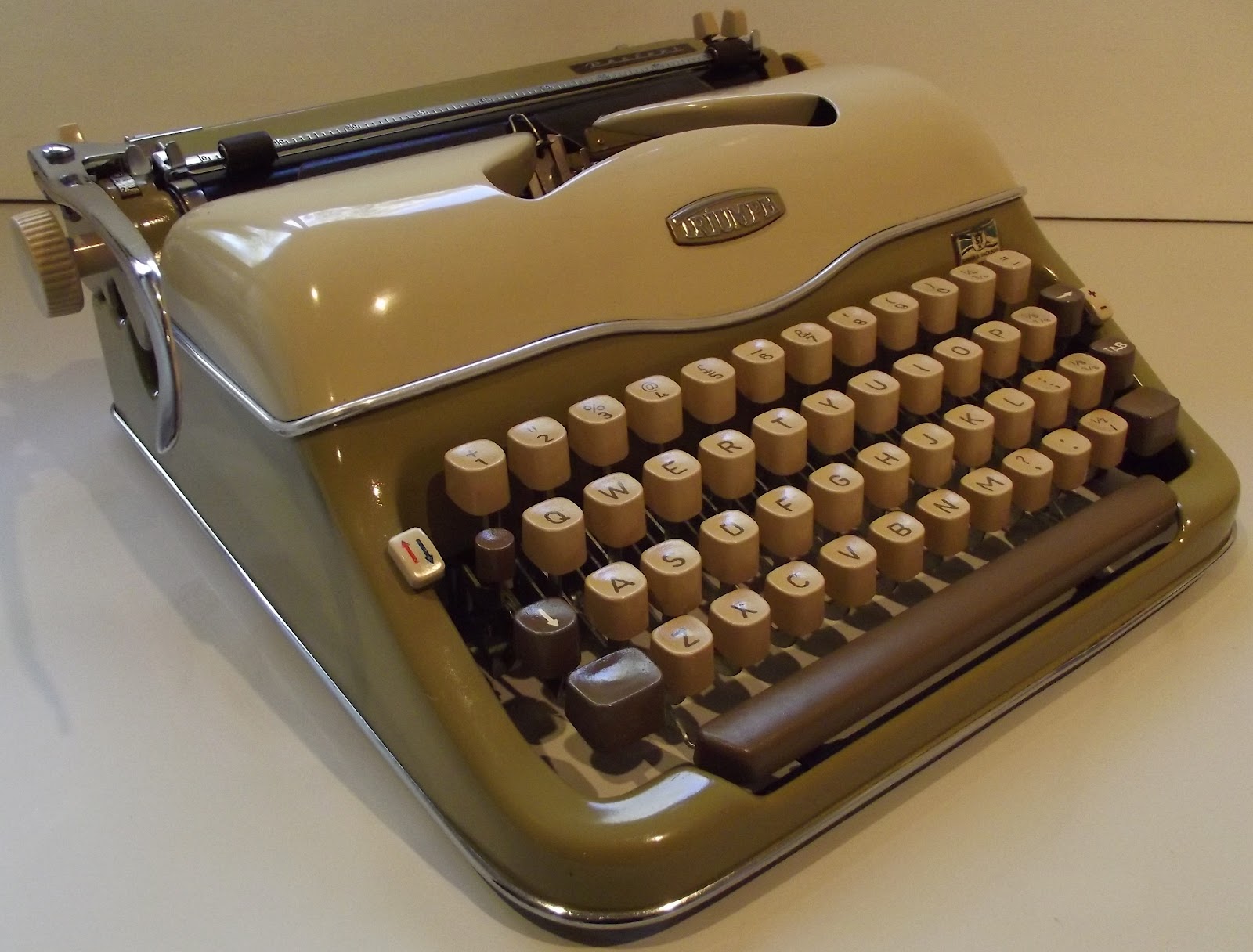oz.Typewriter: 100 Typewriters for Exhibition oz.Typewriter: 100 Typewriters for Exhibition