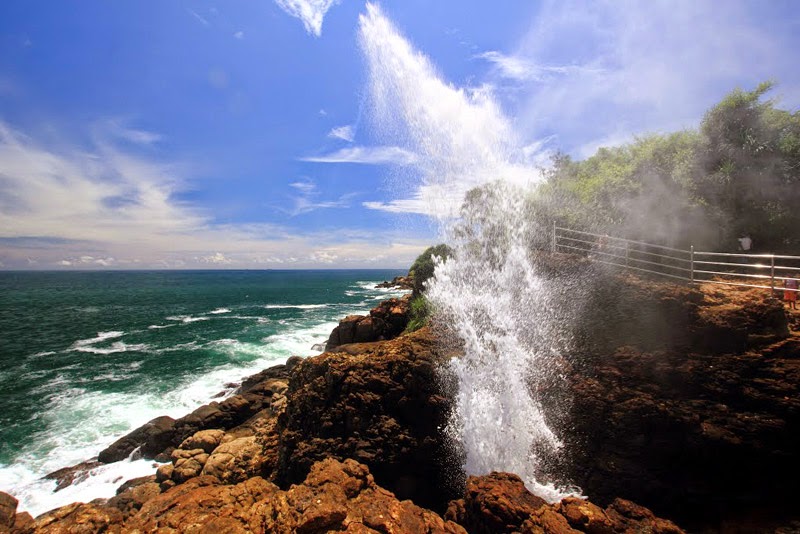 Safari Sri Lanka: Hummanaya - Sri Lanka - Second largest blowhole in ...