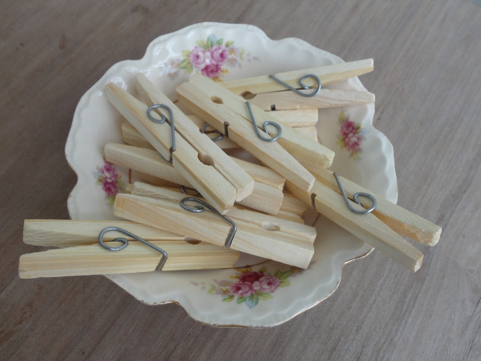 Tazas & Cuentos: Adornando broches de ropa...... Decorating clothespins