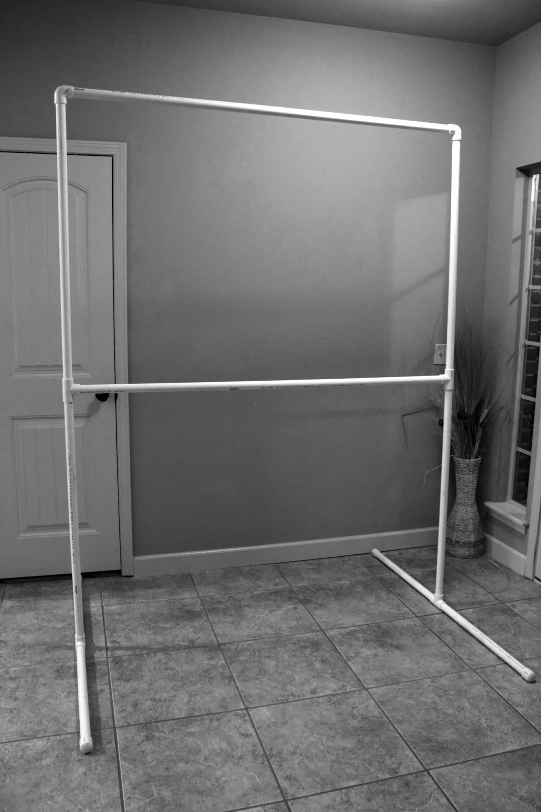 NewlyWifed: DIY Back Drop Stand