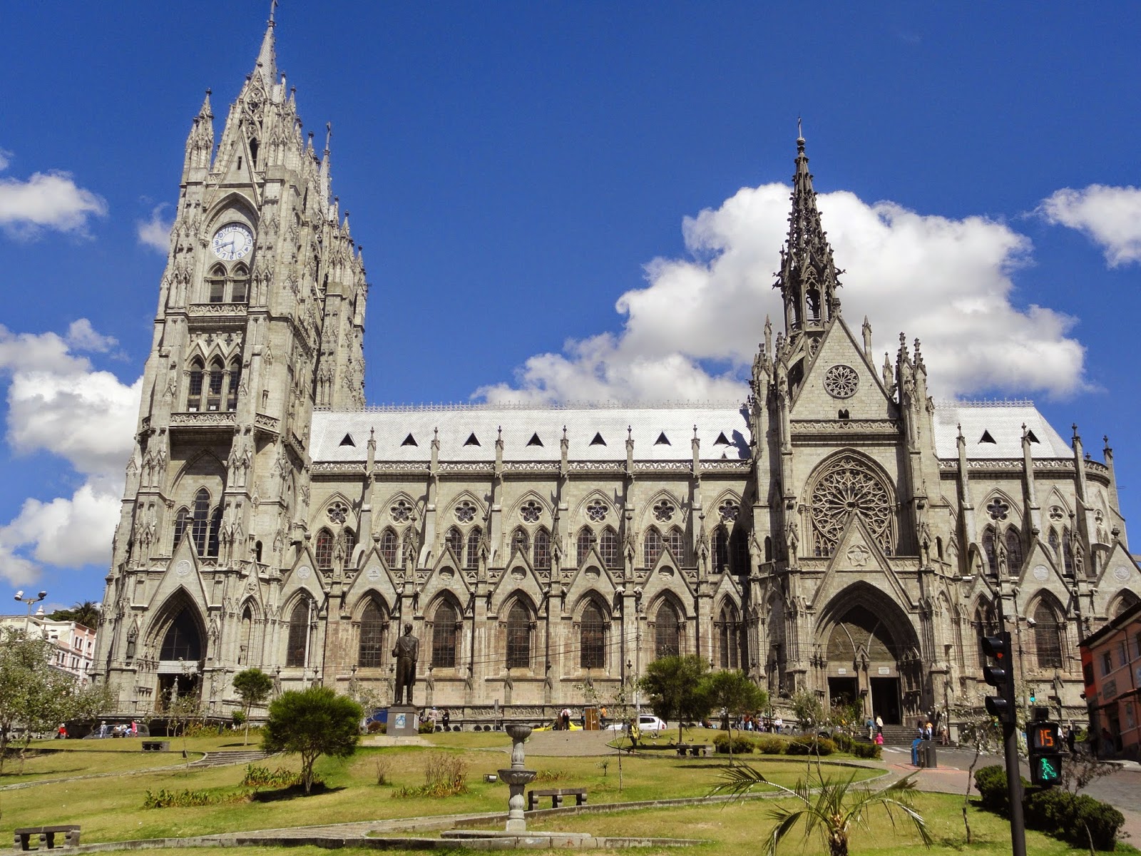 MIRADOR DE QUITO.COM: TRADICIONES ALREDEDOR DE LA BASÍLICA