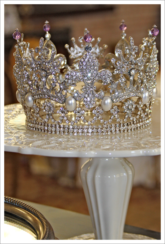 Suzy Homefaker: PRETTY CROWNS