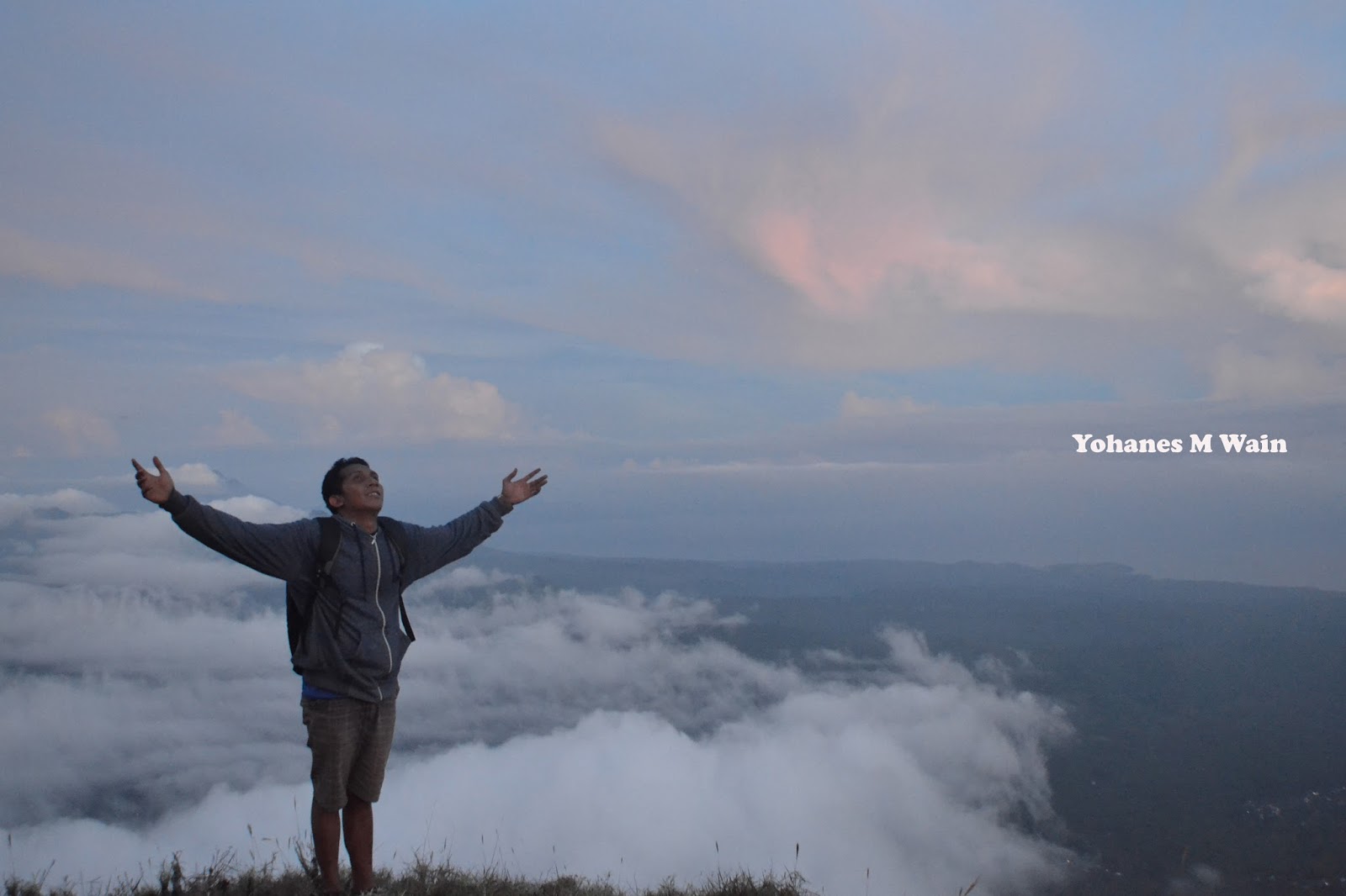 Keindahan Puncak Gunung Boleng Di Adonara Flores Timur