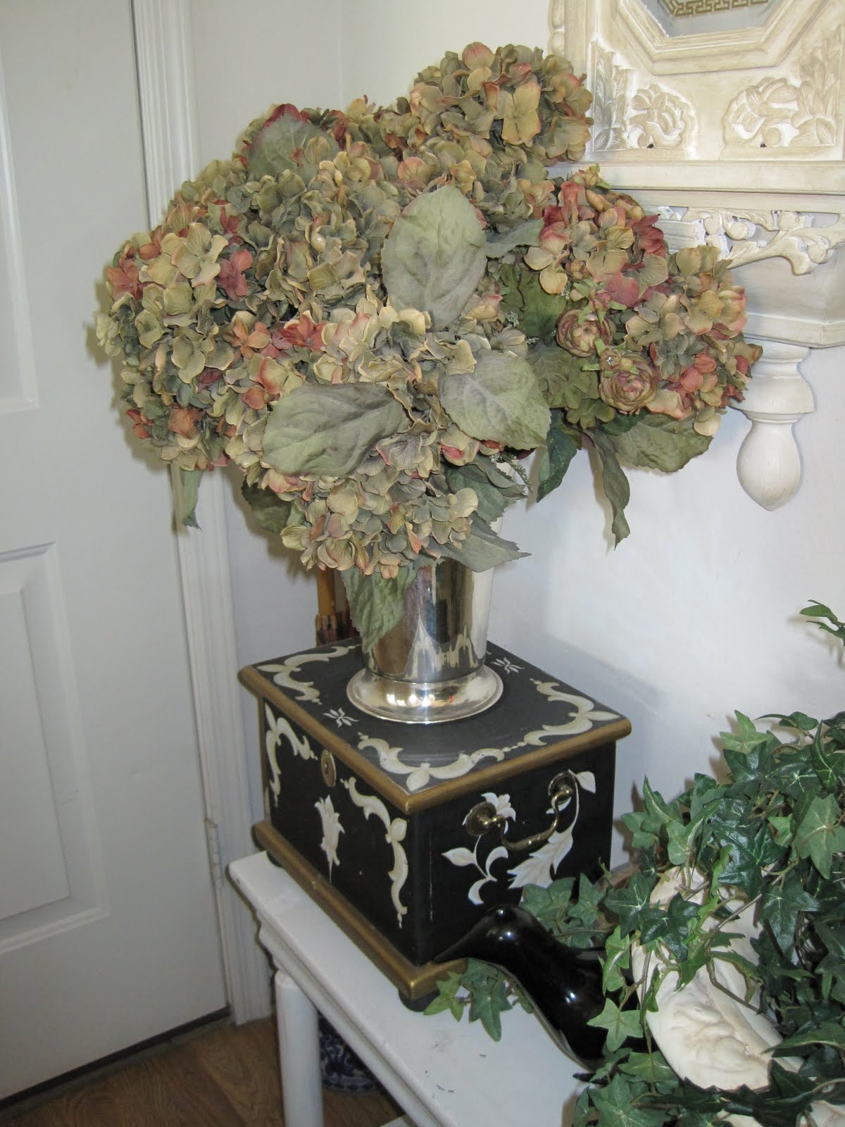 Boulder Dam Cottage: Random Decor and Garden