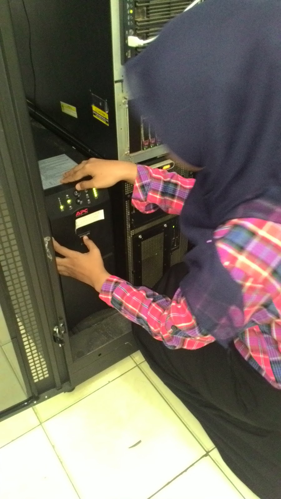 AGENDA HARIAN PKL: PEMASANGAN SERVER KE DALAM LEMARI SERVER di KANTOR ...