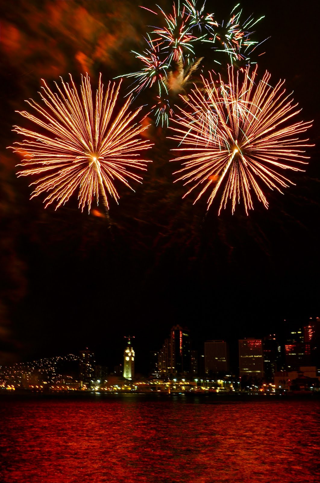 The Dragon's Eye: Fireworks-Aloha Tower 2011
