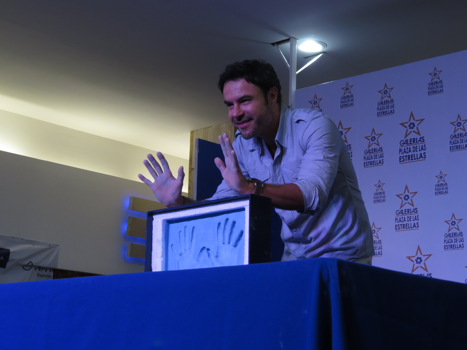 POR TU PUERTA: ALEJANDRO LOPEZ "SUPER JAVI" PLASMO HUELLAS DE SUS MANOS ...