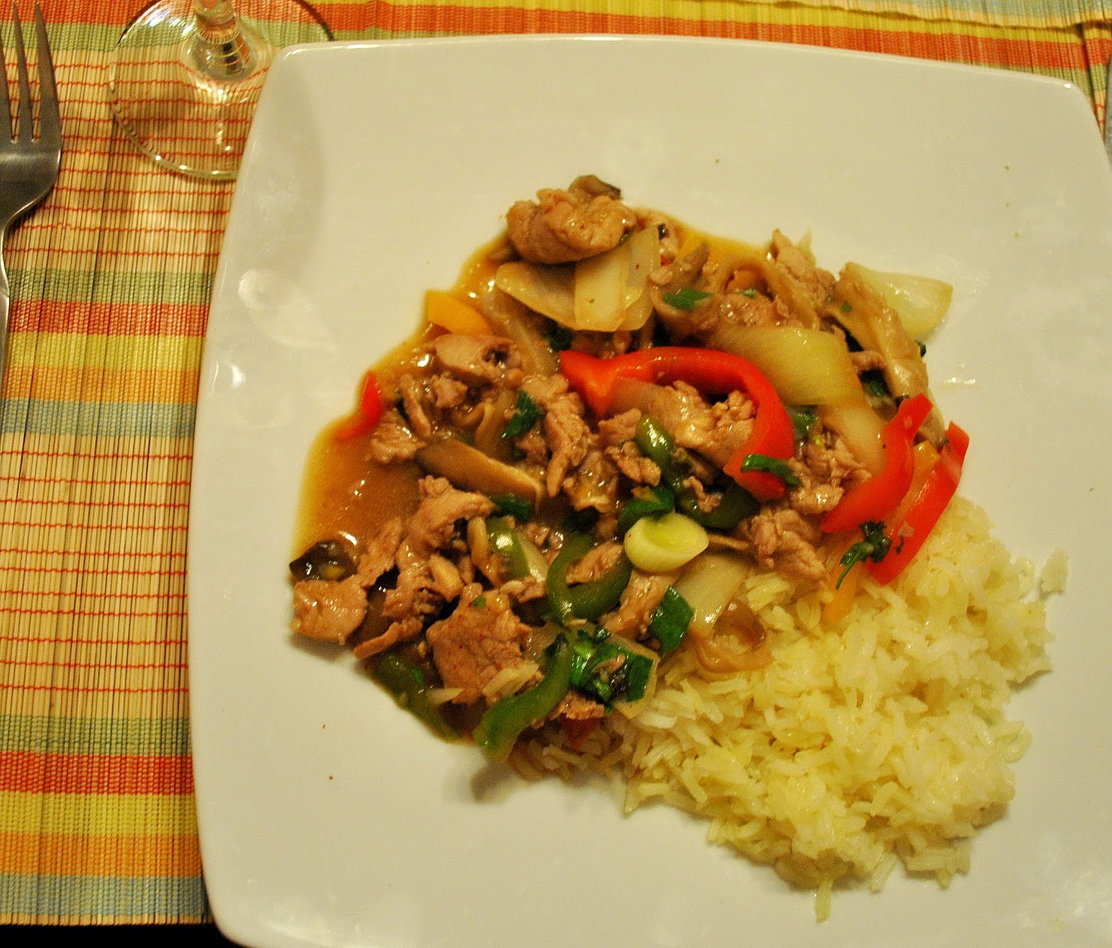 Con las Manos en la Masa: Moo Phad Khing Num Mun Hoy