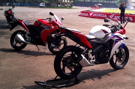 Posisi Berkendara Honda CBR 150 vs Yamaha R15 | Spek Motor