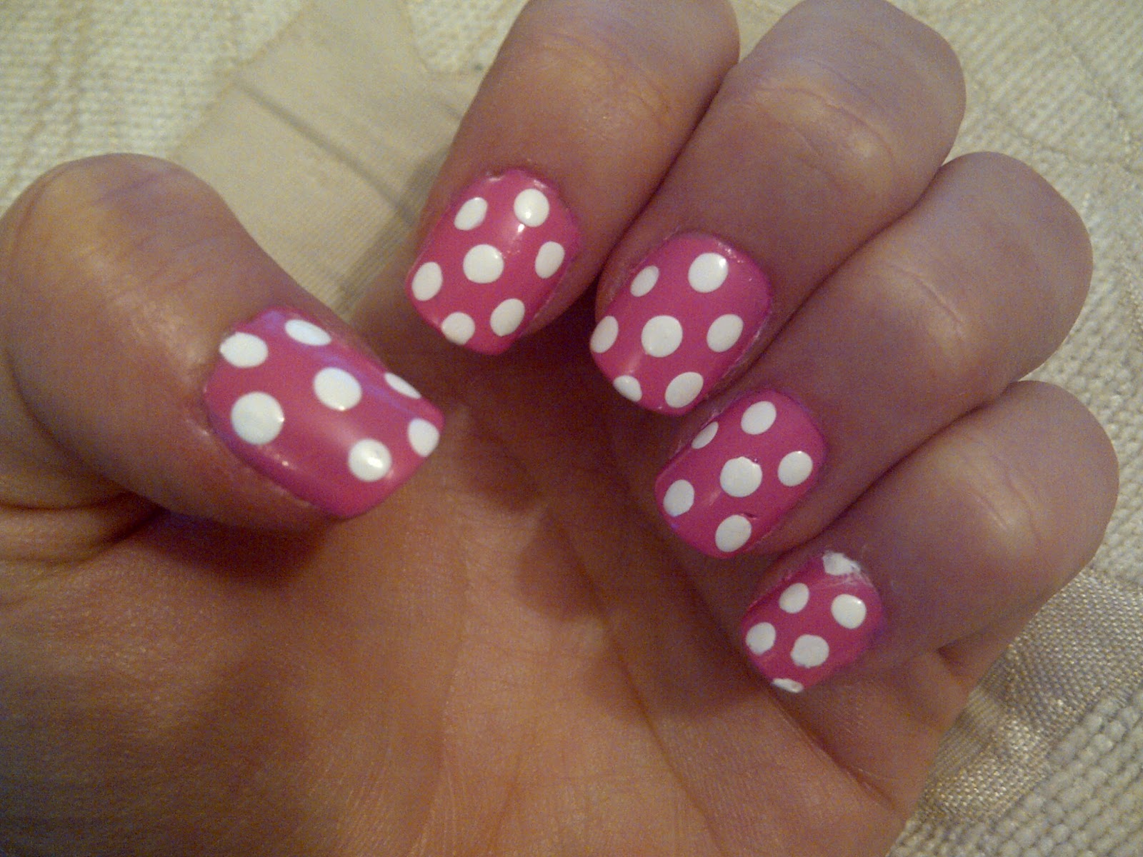 Meg's Boutique: How to: Minnie Mouse Nail Art