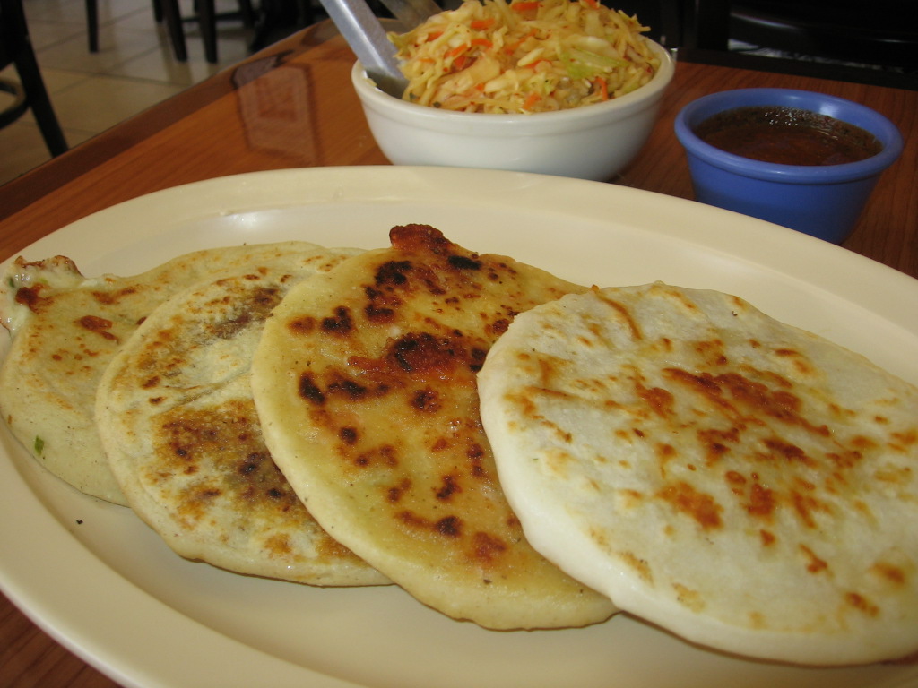 UN CAFÉ A LA MEDIA NOCHE: LAS PUPUSAS