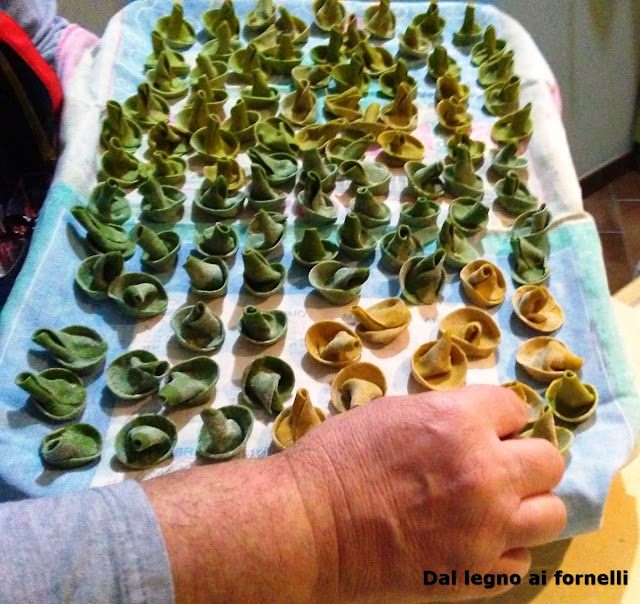 Cappellacci del brigante, di farina e cavolo nero. Conditi con funghi ...