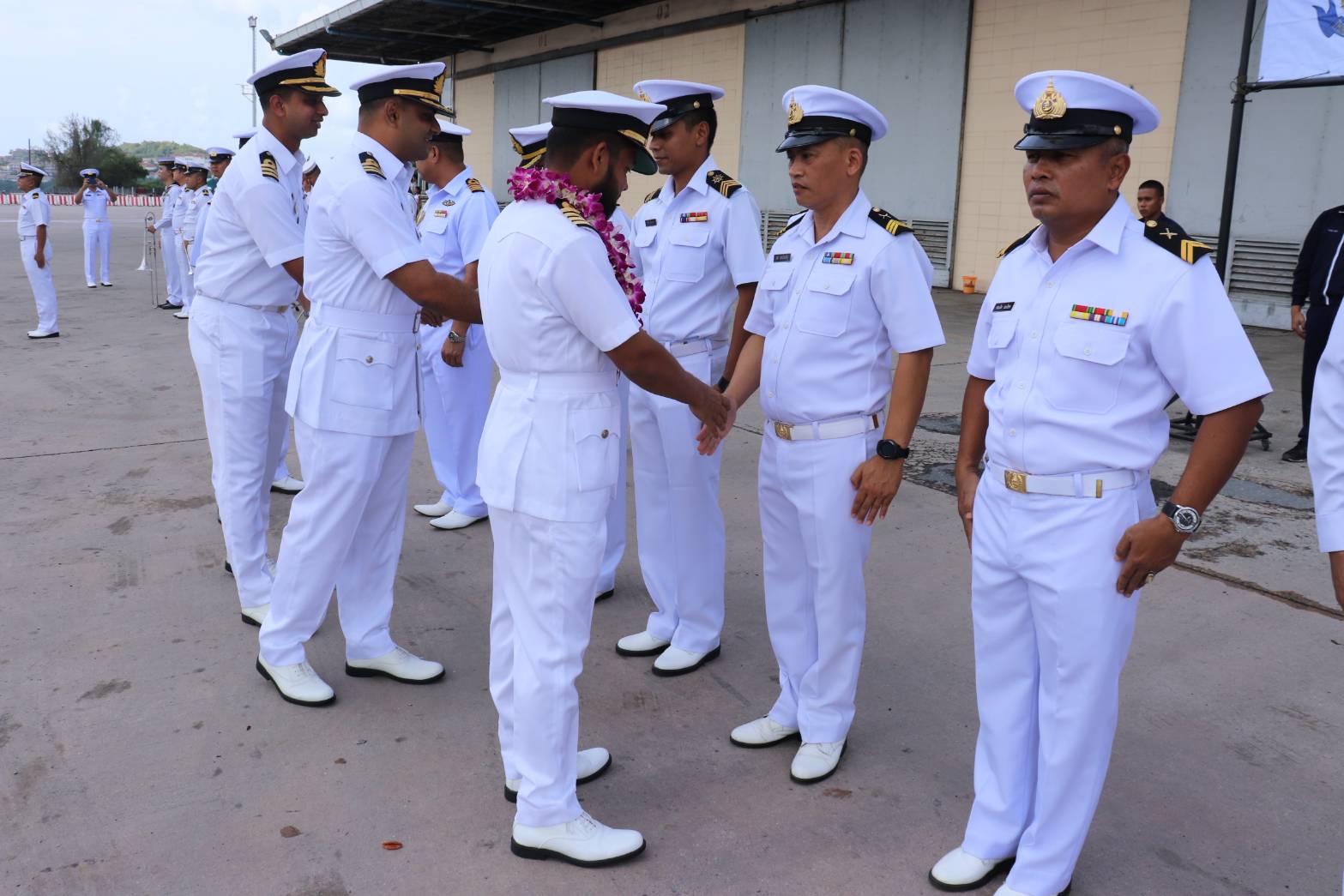 THAIDEFENSE-NEWS: รองเสนาธิการทัพเรือภาคที่ ๓ ให้การต้อนรับเรือ BNS ...