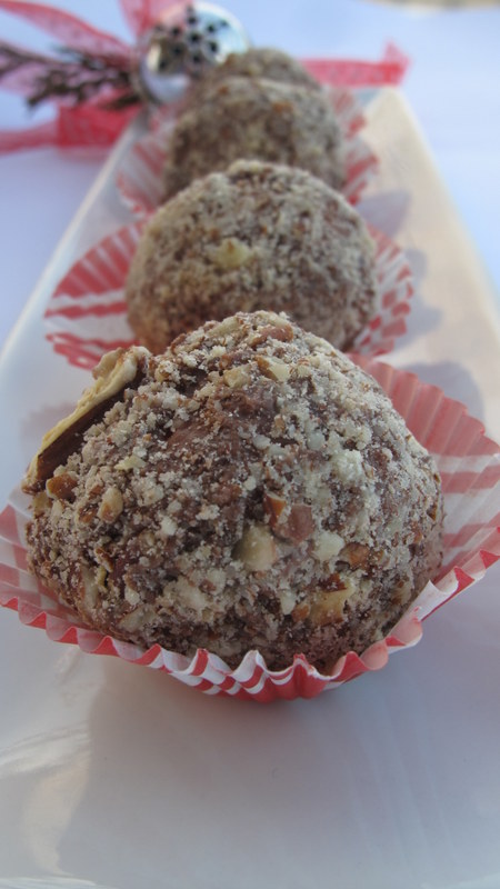 Red Couch Recipes: Amazing Almond Rum Balls