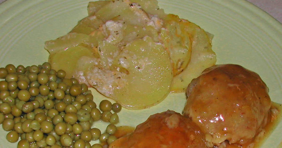 The Iowa Housewife: Cheesy Scalloped Potatoes