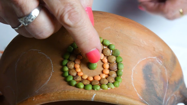 Guarda de legumbres sobre cacharro de barro | Manualidades