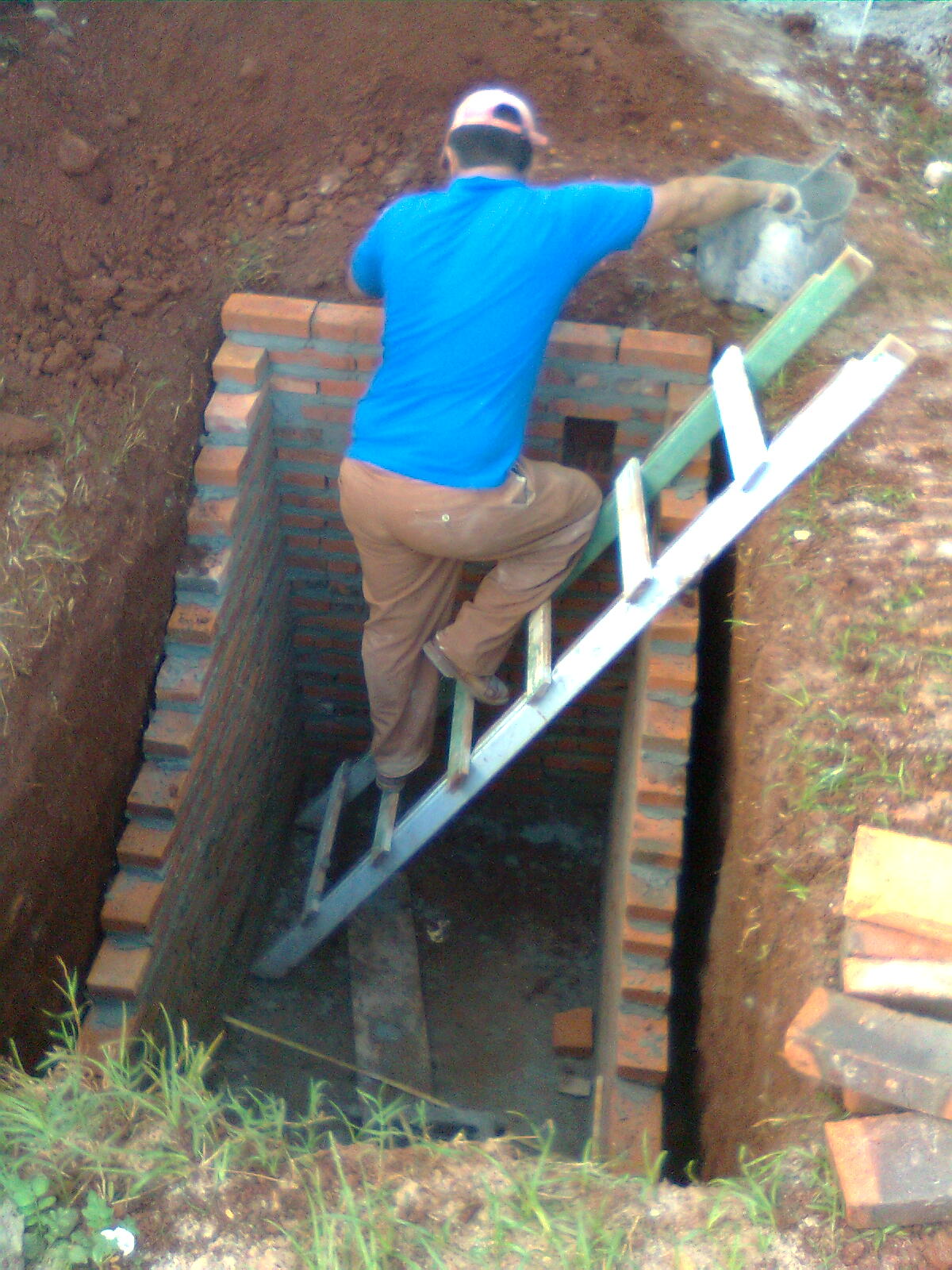 Minha casa em construção: Retomada da obra: emboço e fossa séptica