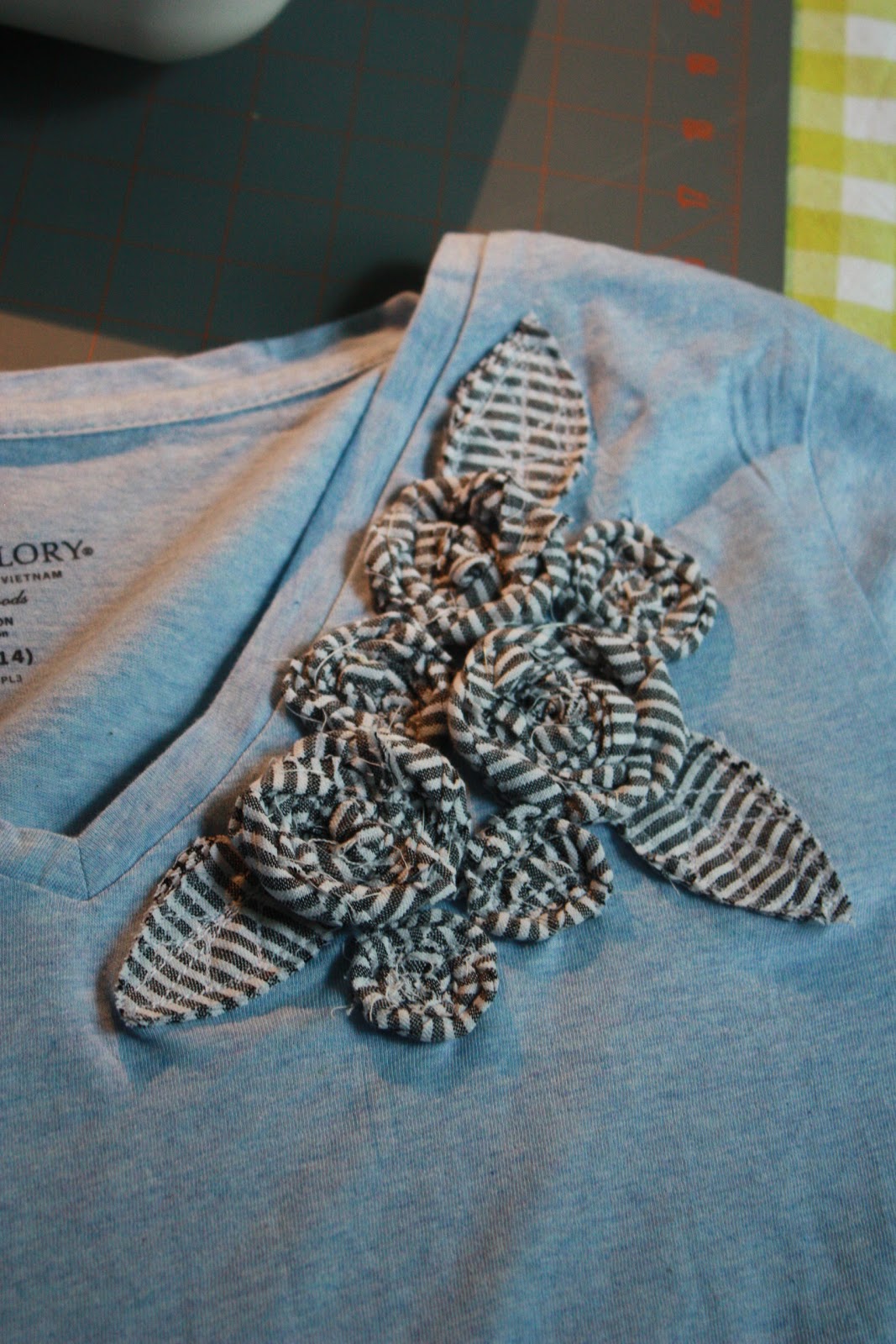 Centsible Creativity: Tutorial: Embellished T-Shirt