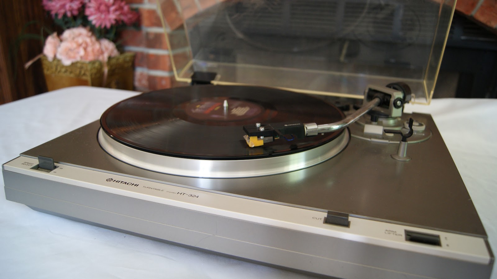 Hitachi HT-324 Turntable