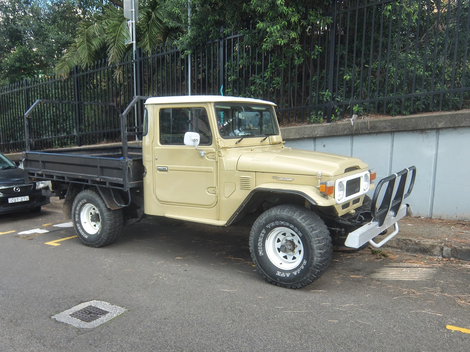 Aussie Old Parked Cars: 1982 Toyota Land Cruiser LWB Diesel Ute (HJ47)