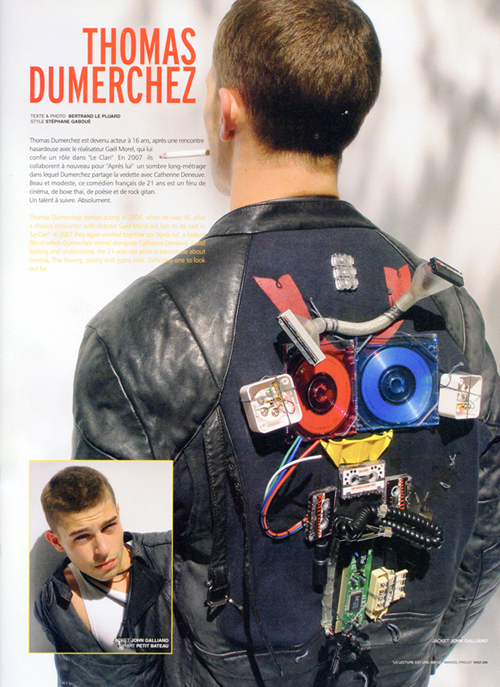 坂井直樹の”デザインの深読み”: Thomas Dumerchezがジョンガリアーノのブルゾンを着て、背中に音楽系のメディアやパーツがくっつい ...