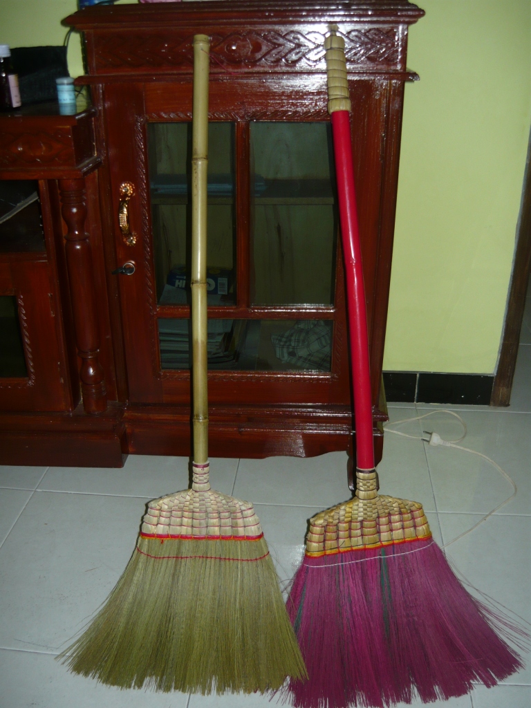 Sapu dan Kemoceng Purbalingga: Sapu lokal kualitas eksport