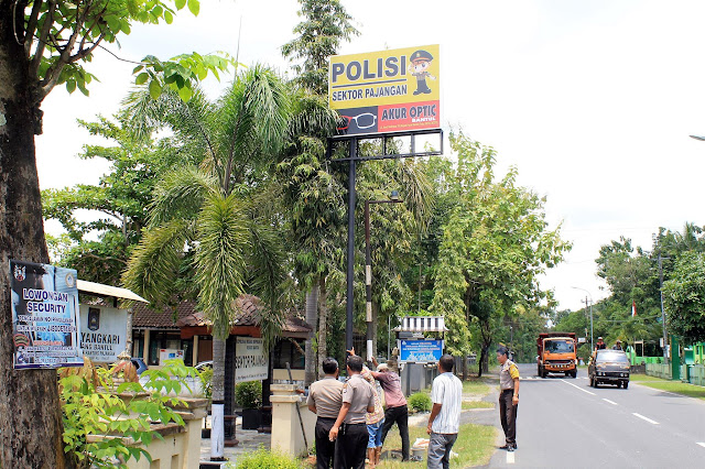 Pemasangan Neon Box Polisi Sektor Pajangan | Humas Polsek Pajangan