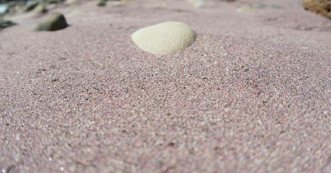 LOS PARAISOS MARÍTIMOS: Playas con arenas de color