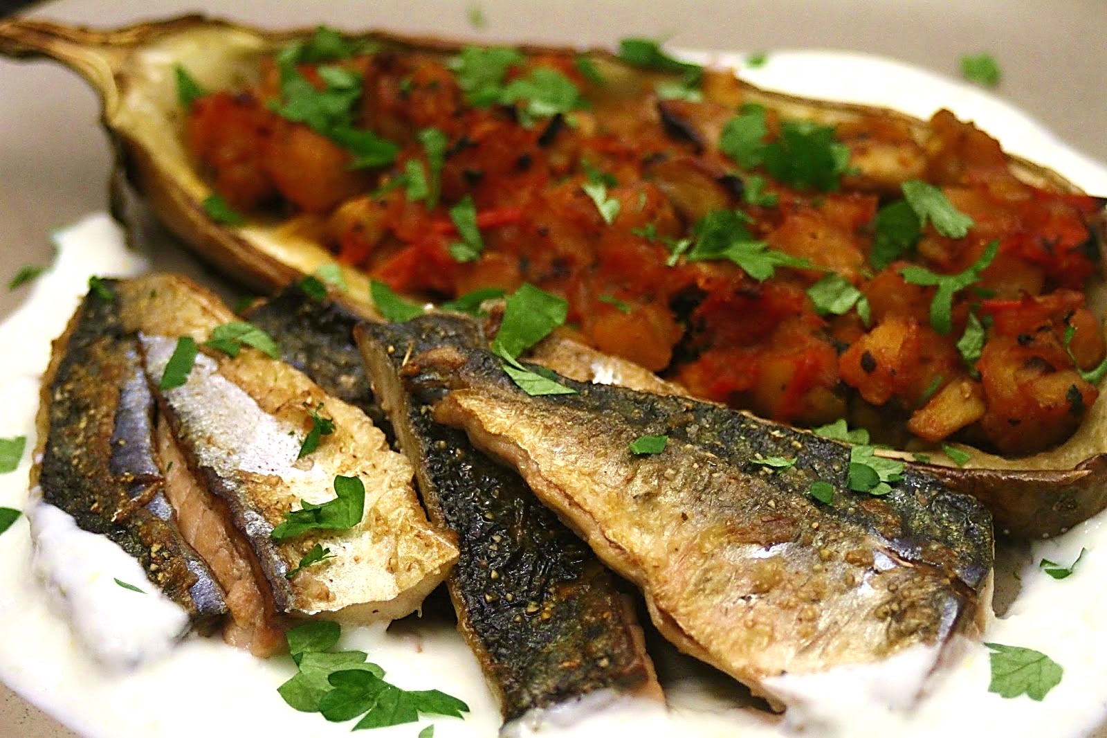 epätrendikäs ruokablogi: Makrillia, munakoisoa ja jogurttikastiketta