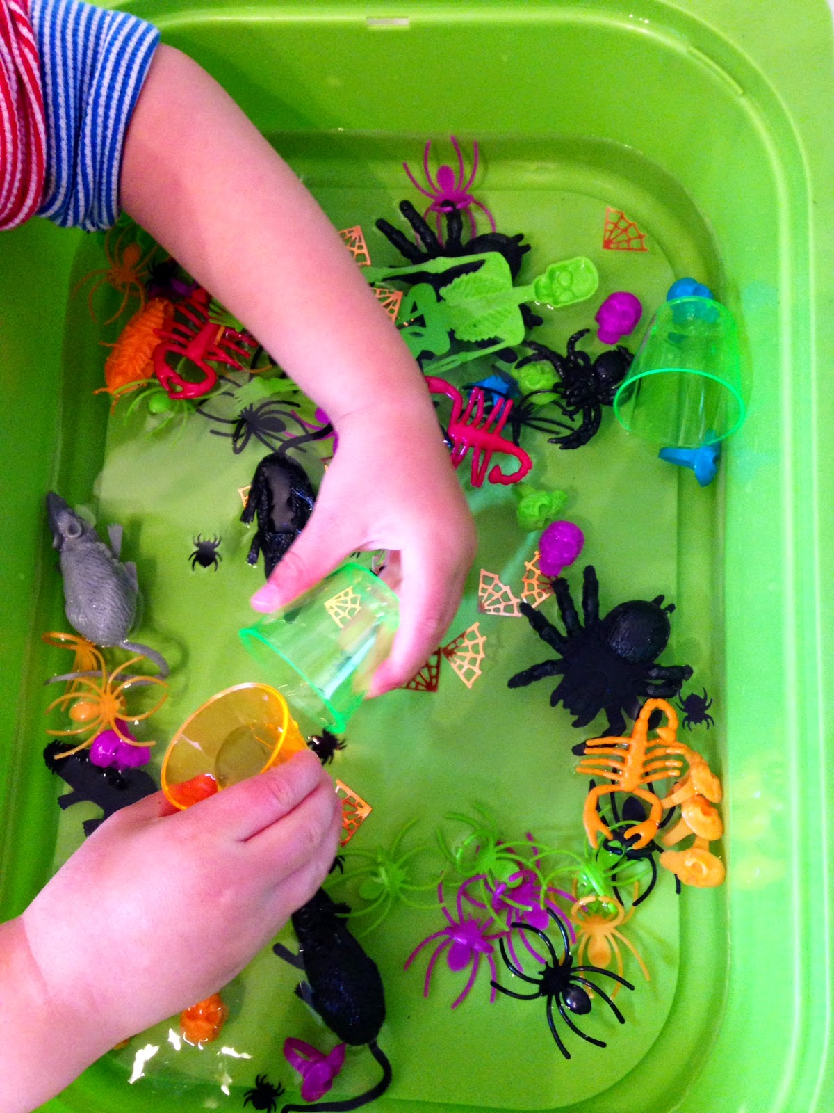 Peekaboo! Make and do.: Spooky Water