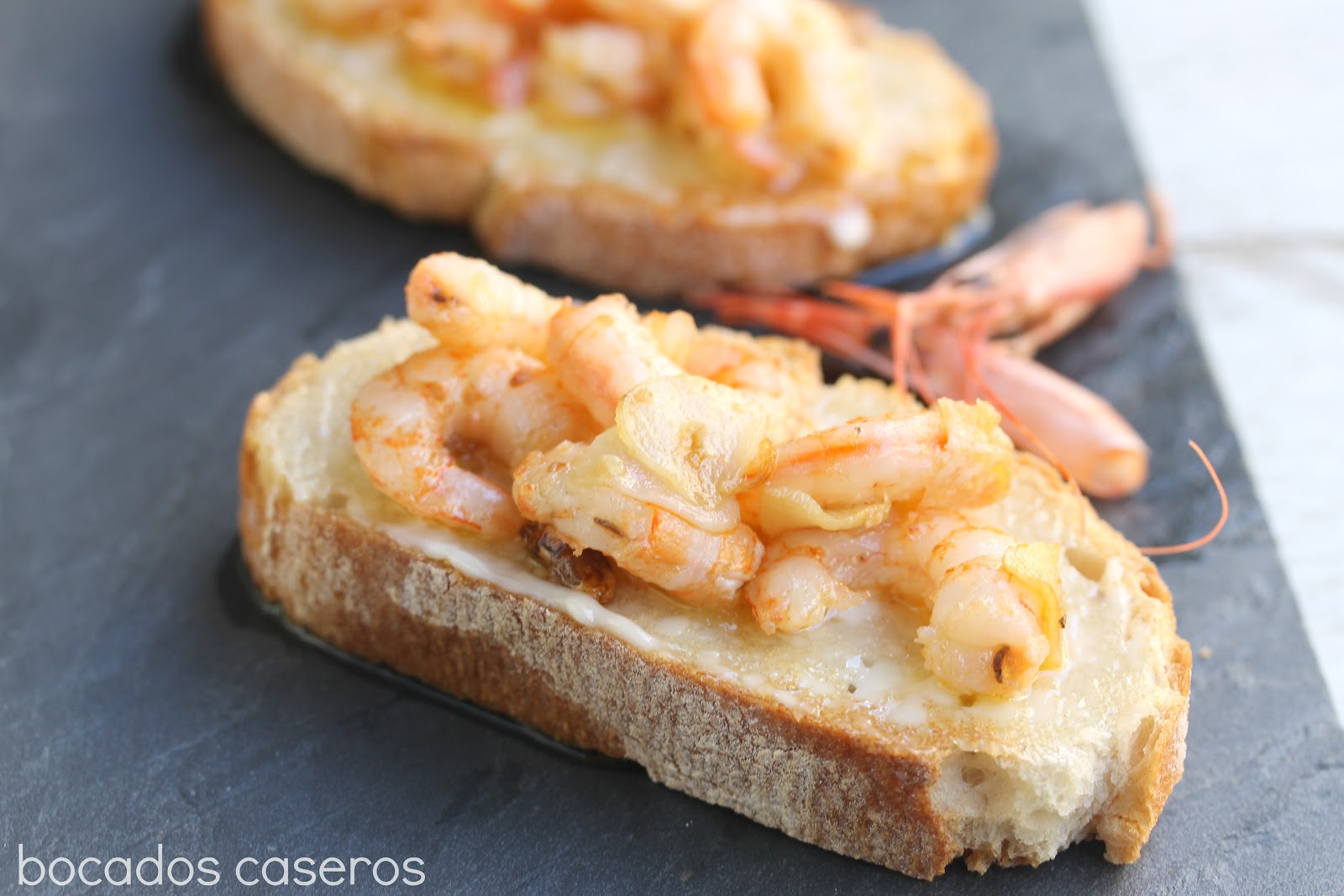 Bocados Caseros: TOSTA DE GAMBAS Y ALIOLI (Tapa)