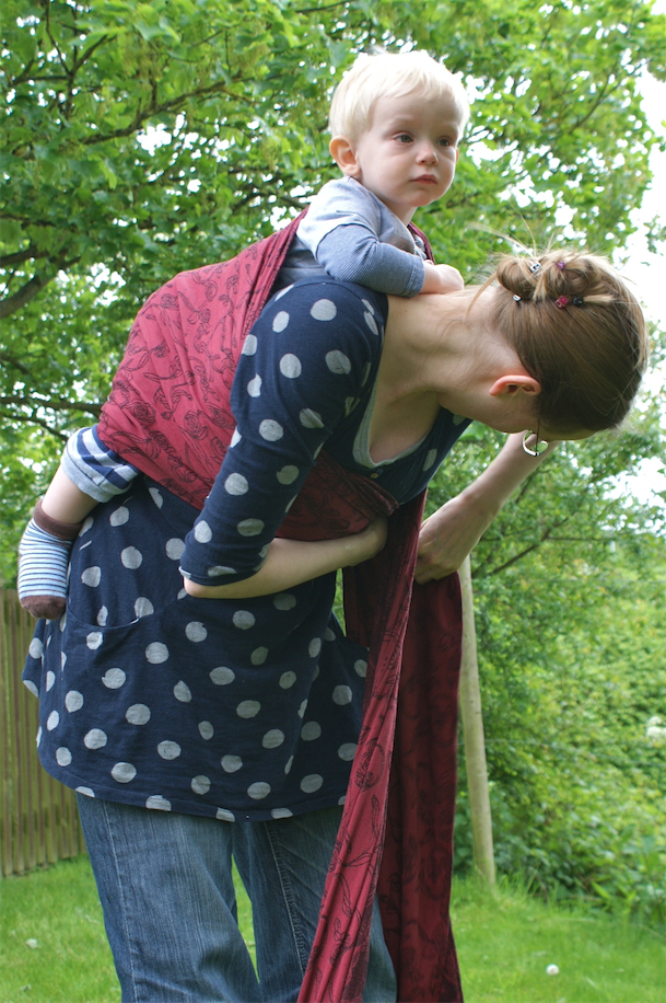 Slinging Joey: Tutorial: Back Wrap Cross Carry with Sweetheart Neckline