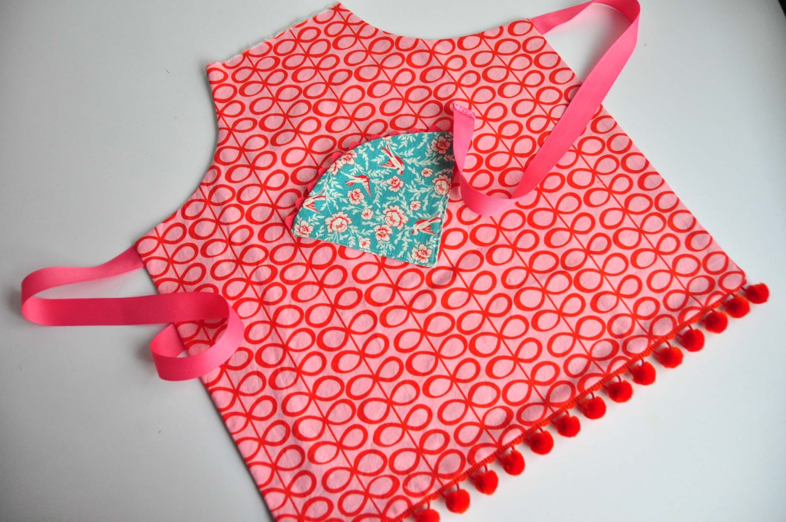 Aesthetic Nest: Sewing: Child's Reversible Fat Quarter Apron (Tutorial ...