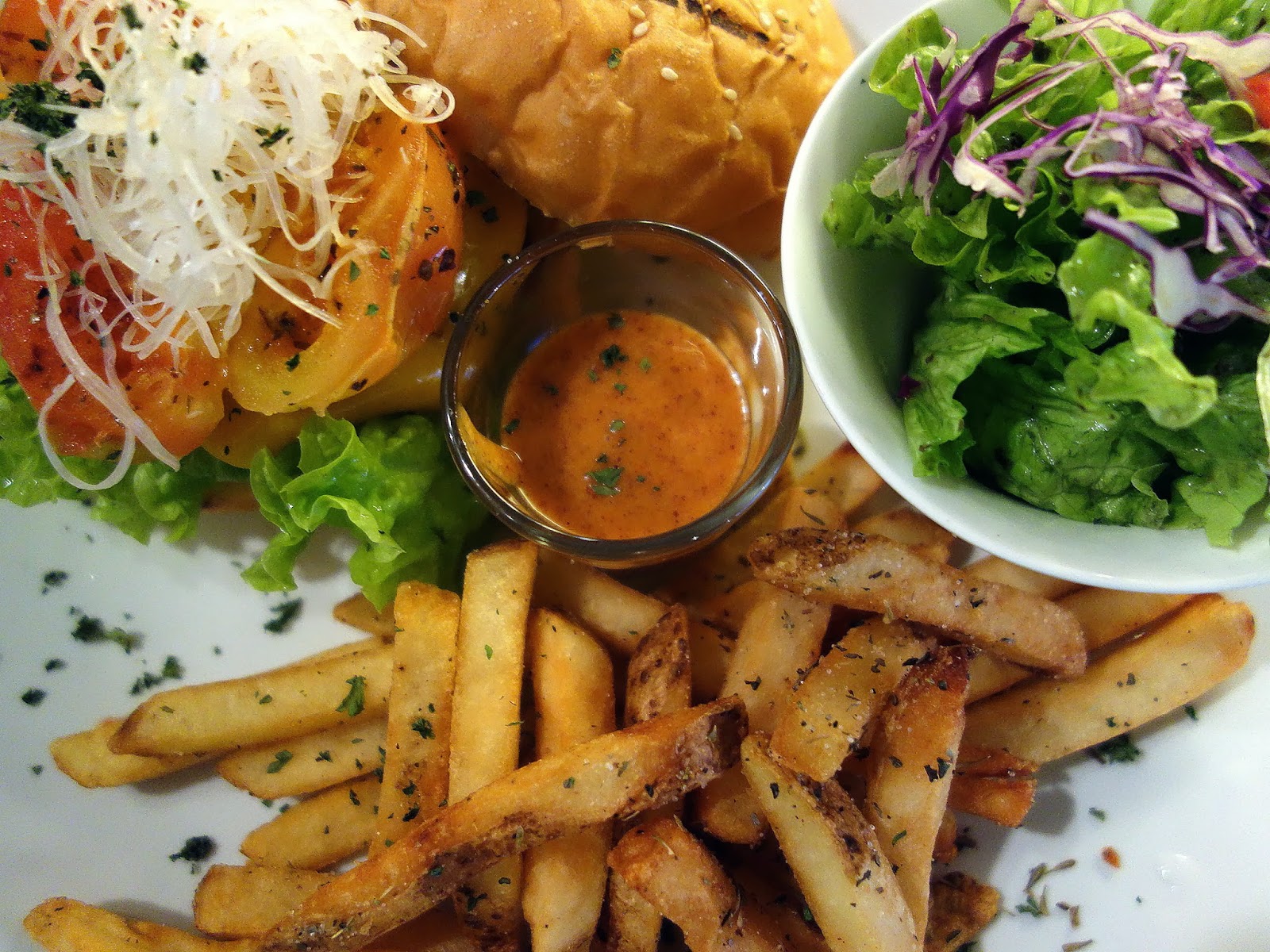 Special mention to the dipping sauce for the fries, an addictive one ...