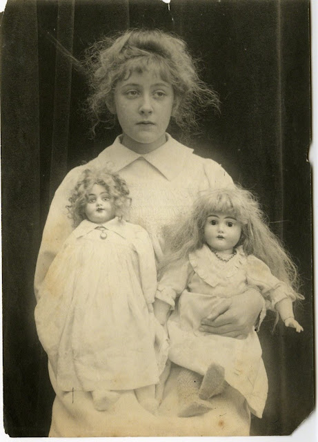 The Queen of Crime: 18 Rare Photos of a Young Agatha Christie at the ...