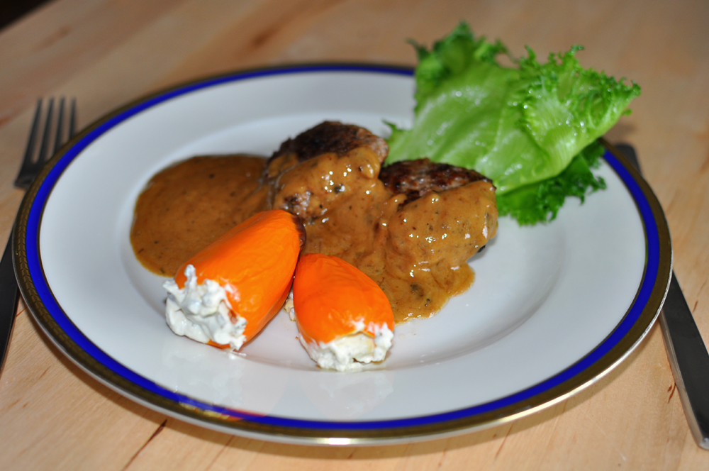 Artemisias lowcarb: Hjortfärsbiffar med fyllda minipaprikor