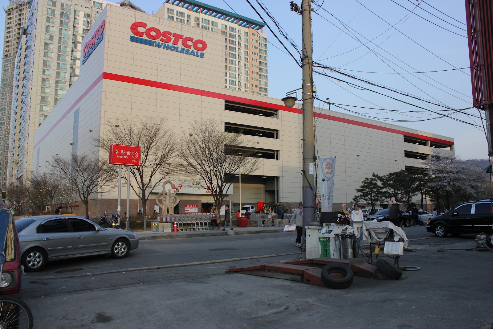 Eric and Stephanie's Korean Adventure: Costco in Korea